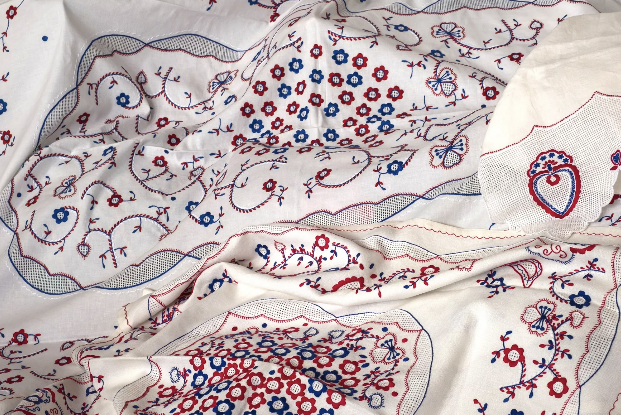 Exposição: Bordados de Viana em exposição na Assembleia da República ...